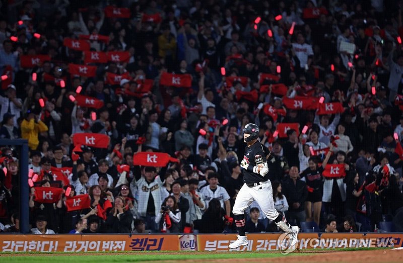 '배정대 투런포·고영표 무실점' kt, PO 3차전 승리…2패 뒤 1승 - 파이낸셜뉴스