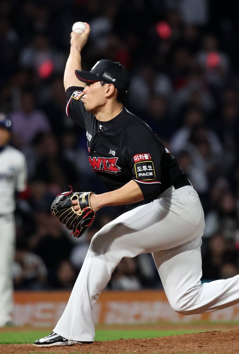 '선발 QS·불펜 무실점' 지키는 야구의 진수 보여준 KT, 반격 성공[PO3] - 파이낸셜뉴스