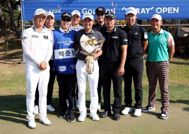 '친구' 은퇴 경기에 캐디로 나선 '영구 시드권자' - 파이낸셜뉴스