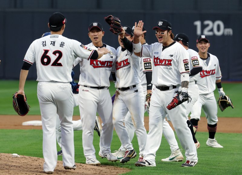 '패패승승승' KT, NC에 3-2 역전승…LG와 한국시리즈 대결[PO5] - 파이낸셜뉴스