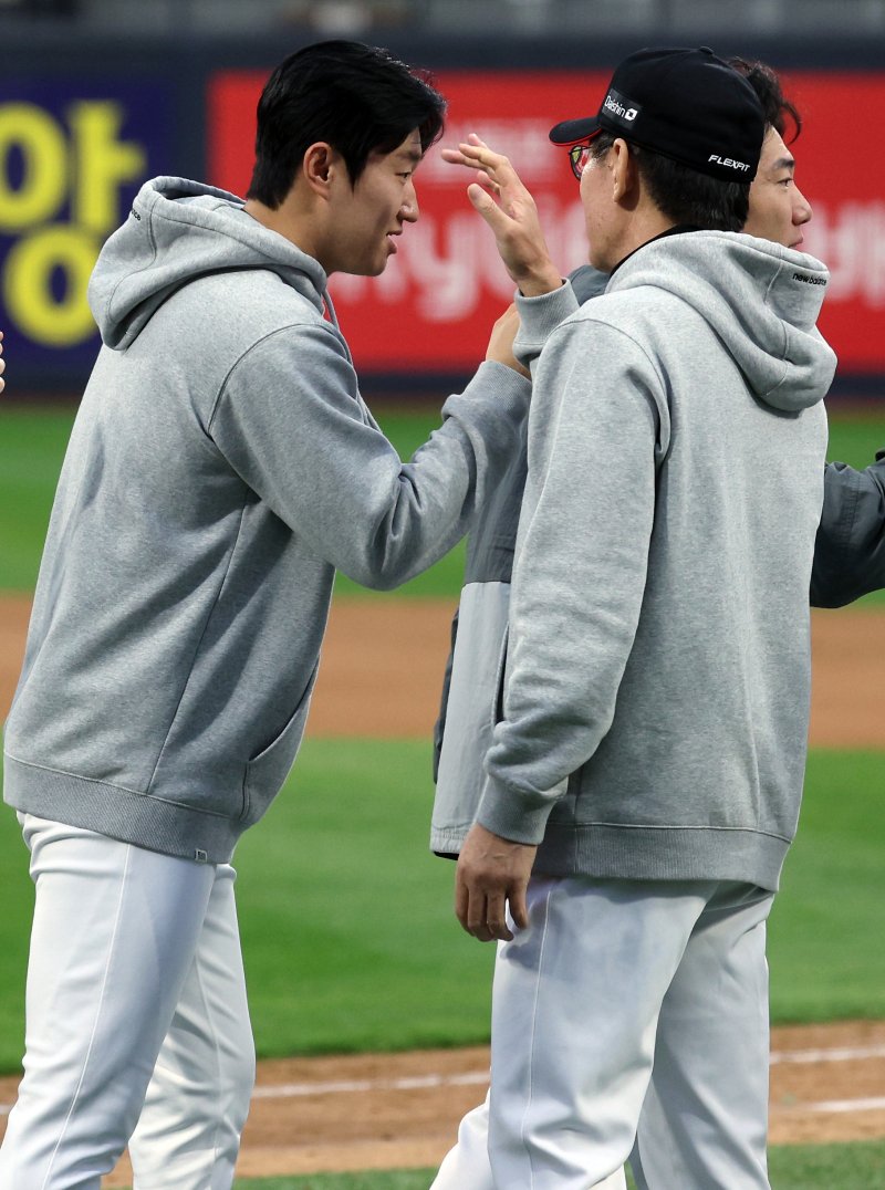 기적의 KS행…이강철 KT 감독 "5회 승부처, 대타 김민혁이 잘 쳤다"[PO5] - 파이낸셜뉴스