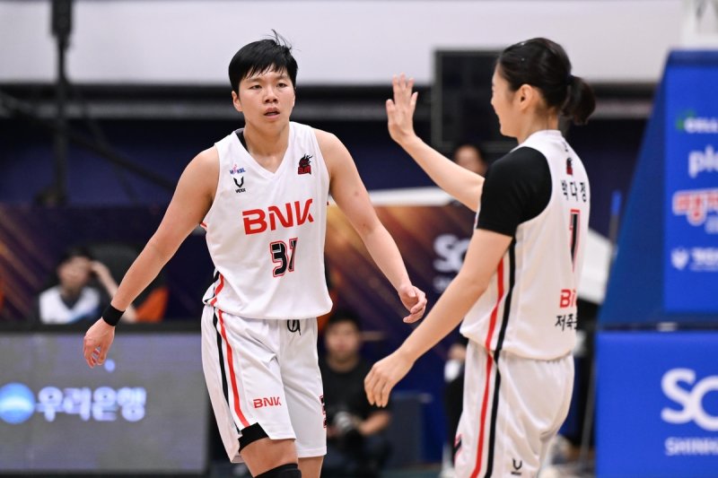 진안 25점·12리바운드…여자농구 BNK, 신한은행 잡고 첫 승 - 파이낸셜뉴스