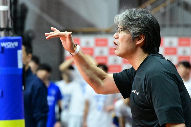 블로킹서 압도한 OK금융그룹…오기노 감독 "선수들이 잘 따라갔다" - 파이낸셜뉴스