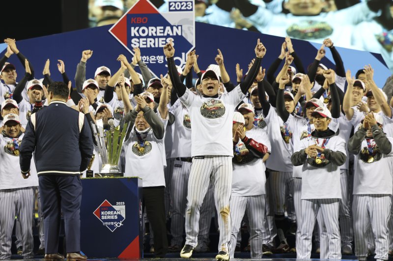 "LG트윈스 유광점퍼 완판"…29년만의 우승에 패션가도 '들썩' - 파이낸셜뉴스