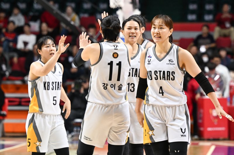 '강이슬 22점' 여자농구 KB, BNK에 21점 차 대승…4승1패로 1R 마감 - 파이낸셜뉴스