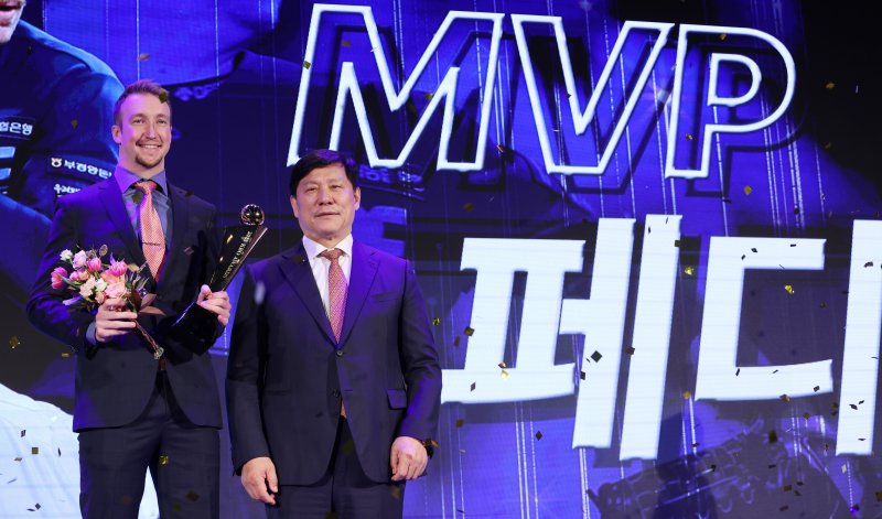 NC 페디, 2023 프로야구 최고의 별…외인 8번째 MVP 등극 - 파이낸셜뉴스