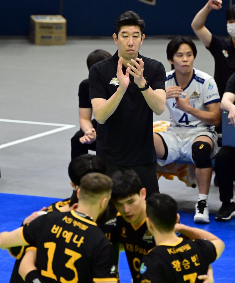 '범실 22개'로 자멸한 KB손해보험, 구단 최다 12연패 타이(종합) - 파이낸셜뉴스