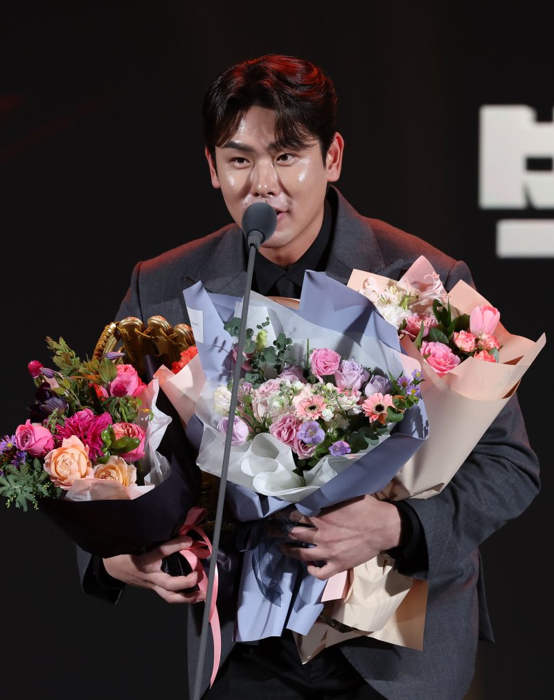 오지환, 유격수 골든글러브 주인공…'우승' LG, 수상자 3명 배출(종합) - 파이낸셜뉴스