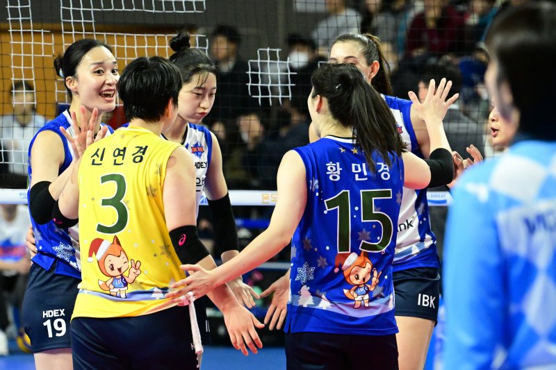 IBK기업은행, '선두' 현대건설 10연승 저지…아베크롬비 36점 폭발 - 파이낸셜뉴스