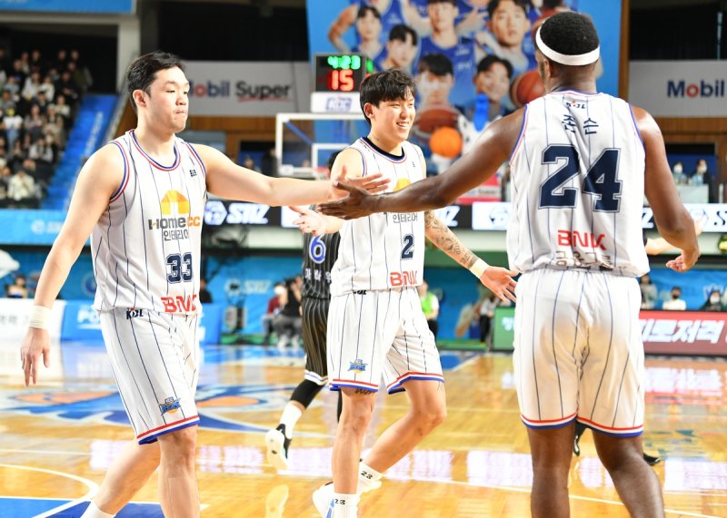 프로농구 KCC 7연승·SK 6연승·DB 3연승…'메리 크리스마스!'(종합) - 파이낸셜뉴스