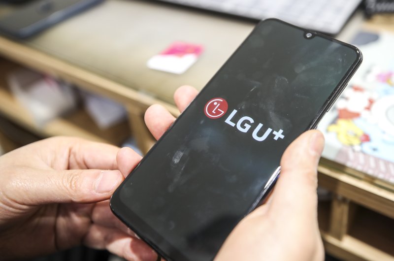 LGU+ '유심 무료 교체' 이달 종료…40만 이상 바꿨다 - 파이낸셜뉴스