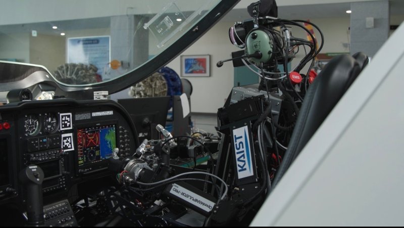 세계 첫 로봇조종사 '파이봇' 2026년 목표로 연구 '박차'…경비행기 조종 - 파이낸셜뉴스