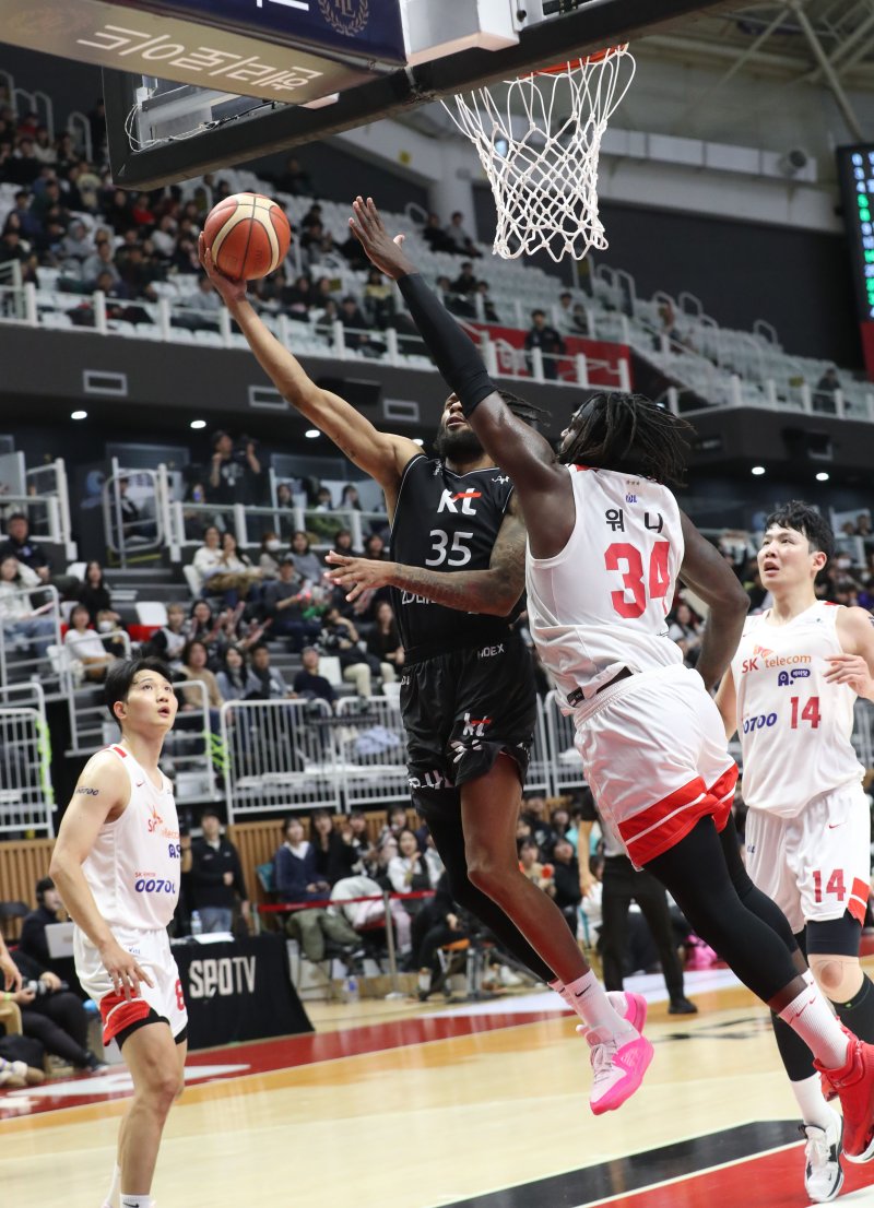 '배스 44점 원맨쇼' KT, KCC 꺾고 공동 3위 도약…4연승 질주 - 파이낸셜뉴스