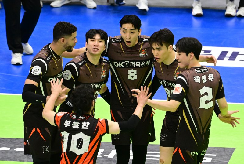 '레오 39점' OK금융그룹, 한전 잡고 3연승…6위→4위 점프(종합) - 파이낸셜뉴스