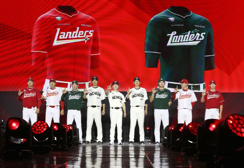 새롭게 출발하는 SSG, 2024시즌 출정식…새 BI·유니폼 공개 - 파이낸셜뉴스