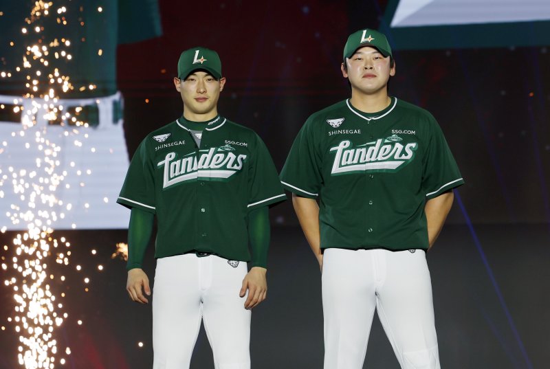 SSG랜더스 2024시즌 출정식…새 BI·유니폼 공개[뉴시스Pic] - 파이낸셜뉴스