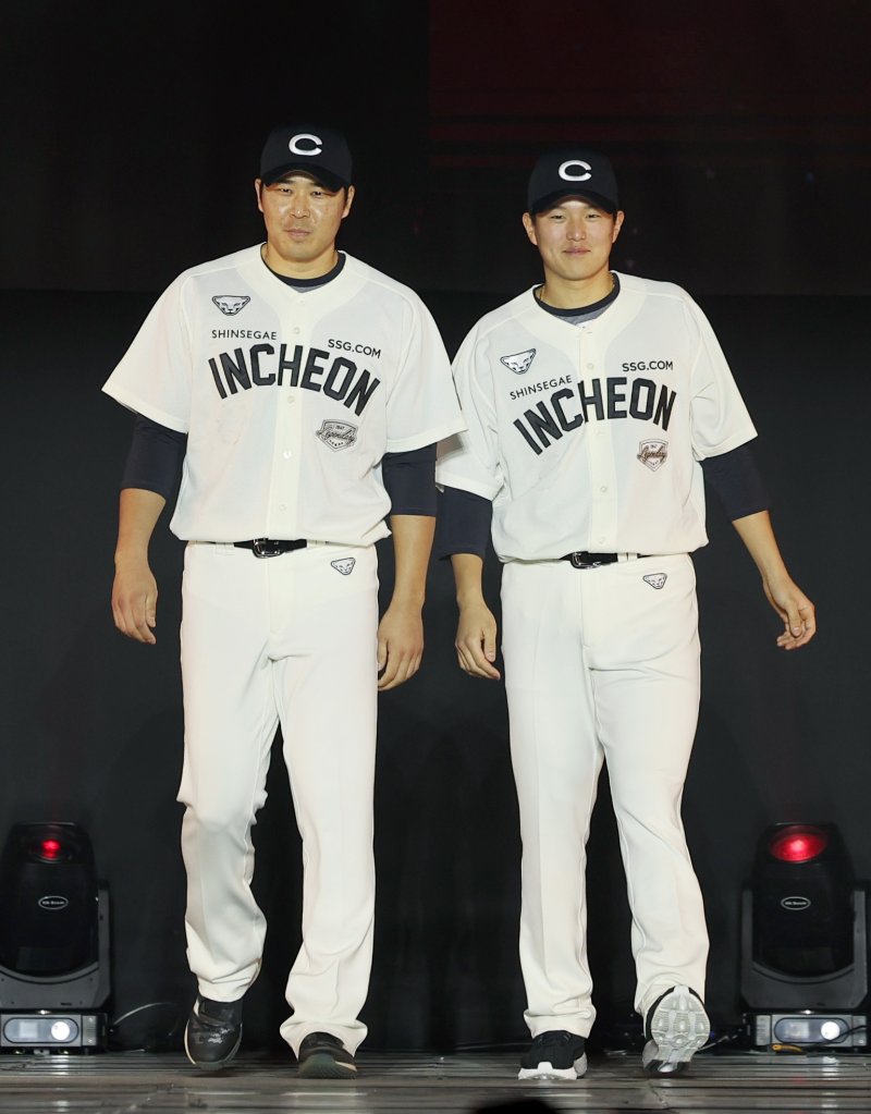 SSG랜더스 2024시즌 출정식…새 BI·유니폼 공개[뉴시스Pic] - 파이낸셜뉴스