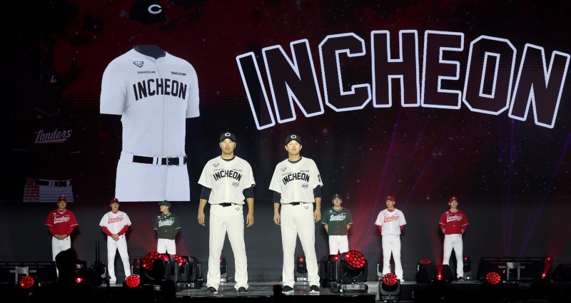 SSG랜더스 2024시즌 출정식…새 BI·유니폼 공개[뉴시스Pic] - 파이낸셜뉴스