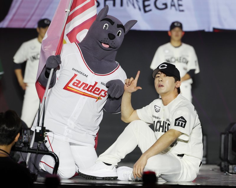 SSG랜더스 2024시즌 출정식…새 BI·유니폼 공개[뉴시스Pic] - 파이낸셜뉴스