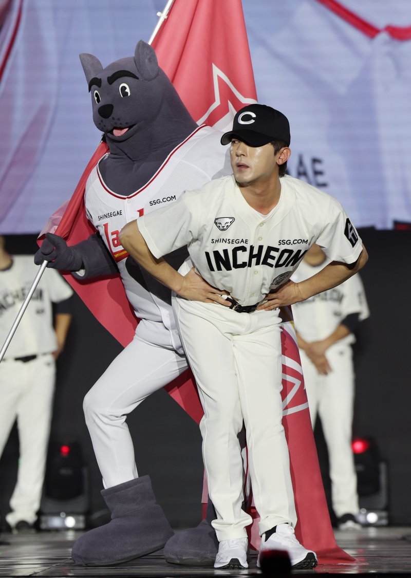 SSG랜더스 2024시즌 출정식…새 BI·유니폼 공개[뉴시스Pic] - 파이낸셜뉴스