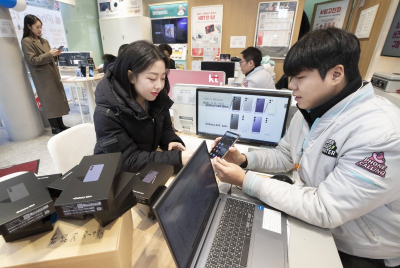 KT, 갤S24 1TB 사전예약 첫 날 완판…'요고' 요금제 68% 선택 - 파이낸셜뉴스
