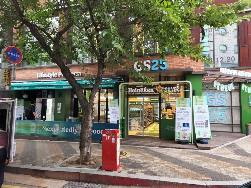 '점포당 매출' GS25 vs '평당 매출' CU…편의점 '1위 경쟁' 치열 - 파이낸셜뉴스