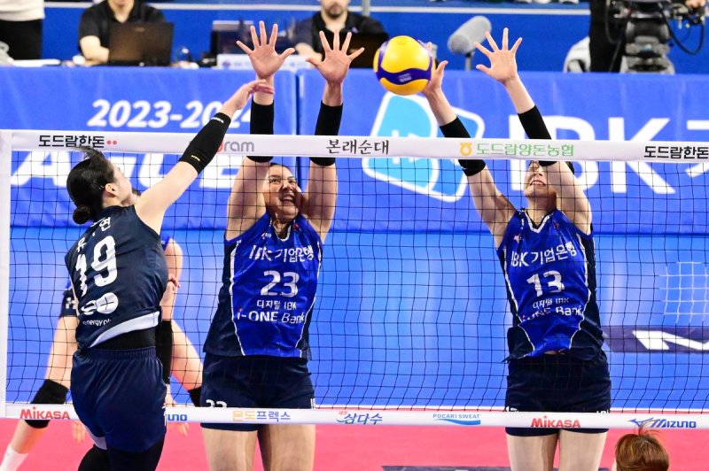 IBK기업은행, GS칼텍스 완파하고 봄 배구 희망가…블로킹 11-3(종합) - 파이낸셜뉴스