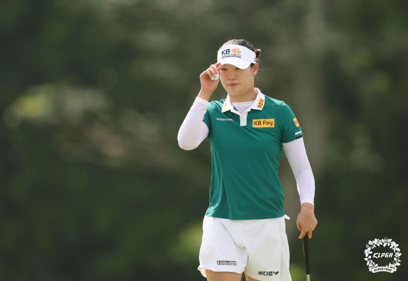 '버디 7개' 방신실, KLPGA 싱가포르 오픈 첫날 단독 1위 - 파이낸셜뉴스
