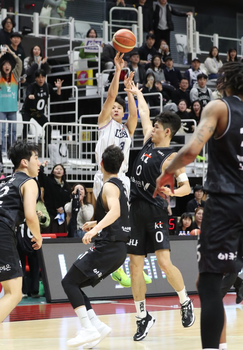 '허웅 버저비터' KCC, KT에 짜릿한 역전승…선두 DB는 매직넘버 3 - 파이낸셜뉴스