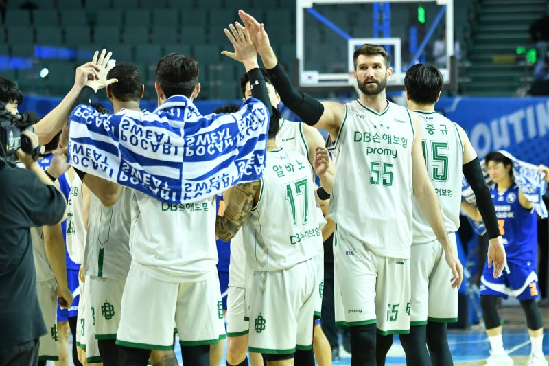 '허웅 버저비터' KCC, KT에 짜릿한 역전승…선두 DB는 매직넘버 3 - 파이낸셜뉴스