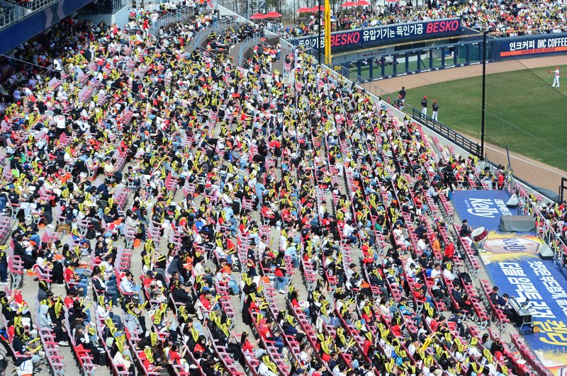 프로야구 첫날 전 구장 매진…'10만3841명' 개막전 최다관중 3위 - 파이낸셜뉴스