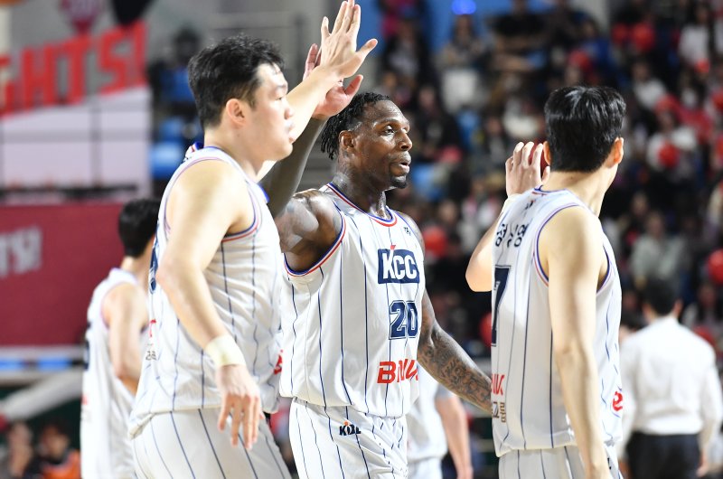 '1위 DB도 긴장하겠네'…슈퍼팀 KCC, SK 연파하며 4강 진출에 1승 남아 - 파이낸셜뉴스