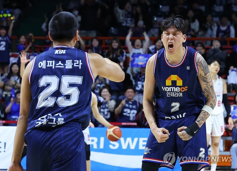 프로농구 KCC, SK에 압도적 3연승 거두고 4강 PO행…'DB 나와!' - 파이낸셜뉴스