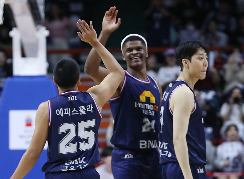 화끈한 KCC, SK 완파 '3연승'…15일부터 DB와 4강 PO 격돌 - 파이낸셜뉴스