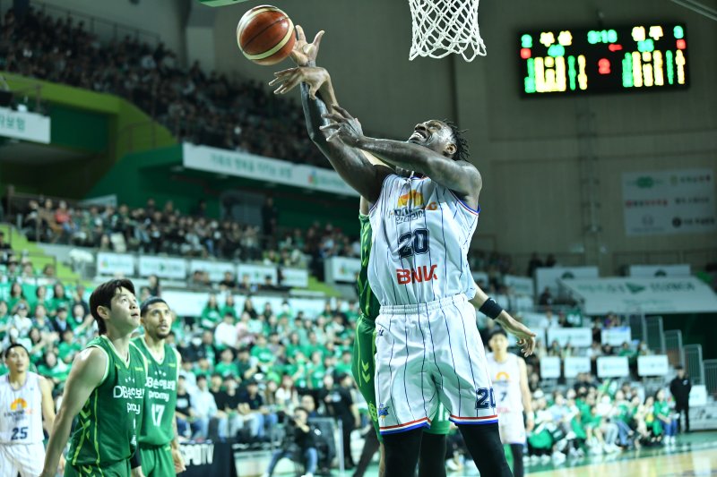 프로농구 KCC, DB 꺾고 4강 PO 우위 점했다 - 파이낸셜뉴스