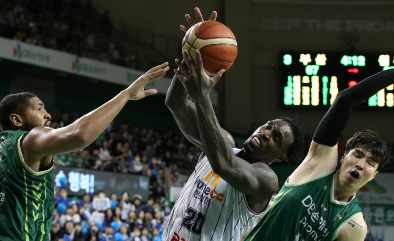 '라건아+송교창 56점 합작' KCC, 4강 PO 1차전서 DB에 기선 제압 - 파이낸셜뉴스