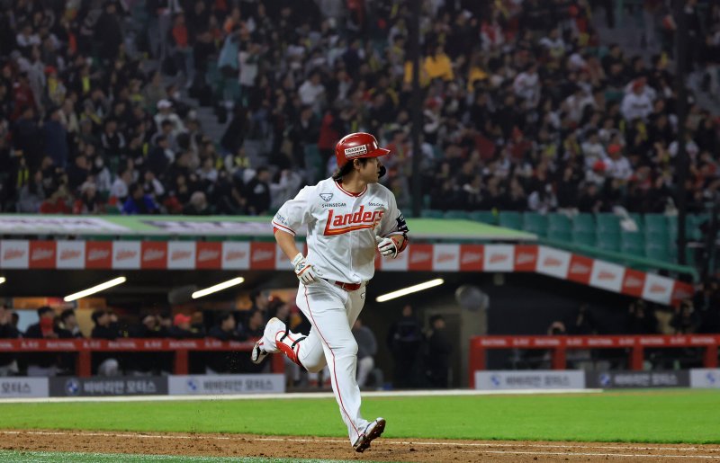 '9회 2사 후 홈런포 2방' SSG, KIA에 극적 역전승…한화는 3연패 탈출(종합) - 파이낸셜뉴스