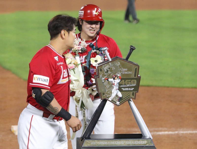 'KBO 홈런왕' 최정 향한 동료들의 축하 인사… "대기록 볼 수 있어 영광" - 파이낸셜뉴스