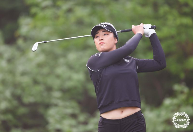 8언더파 몰아친 윤이나, KLPGA 챔피언십 우승 경쟁 참전 - 파이낸셜뉴스