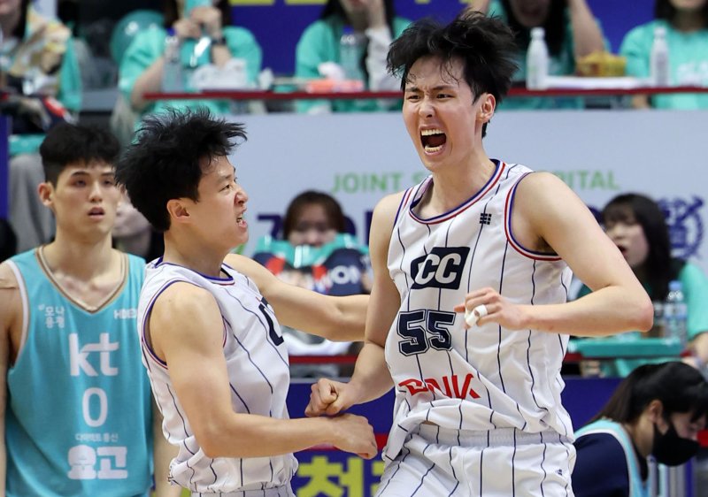 KCC, 챔피언결정전 1차전 기선제압…'형제 대결' 먼저 웃은 형 허웅 [뉴시스Pic] - 파이낸셜뉴스