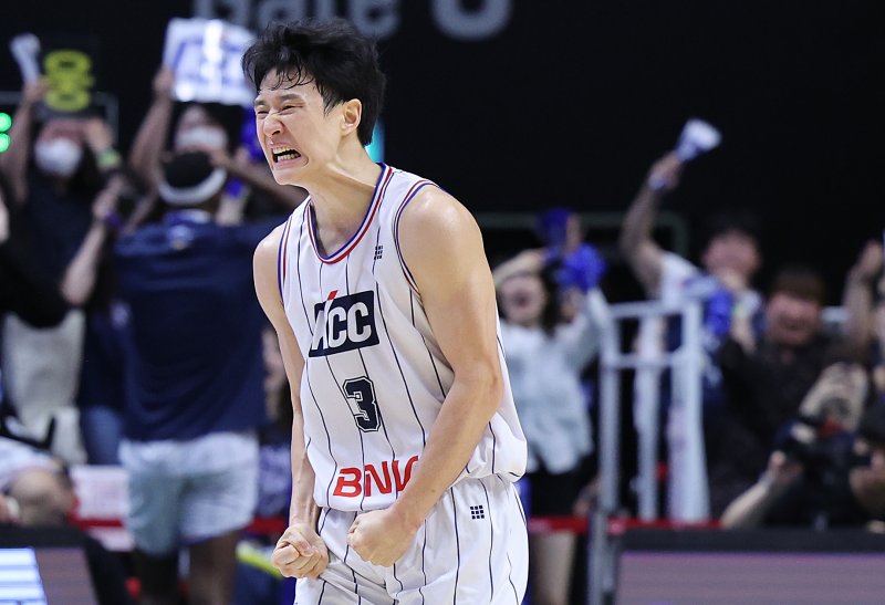 'V6' KCC, KT 꺾고 정규 5위팀 최초 챔프전 우승…허웅 MVP - 파이낸셜뉴스