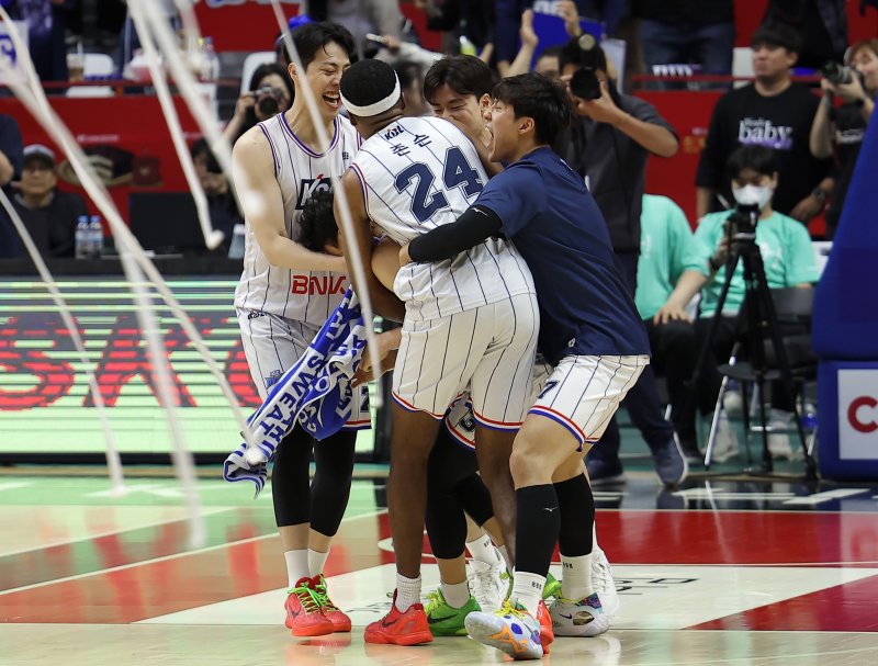 프로농구 KCC, 13년 만에 챔피언 탈환…MVP 허웅(종합) - 파이낸셜뉴스