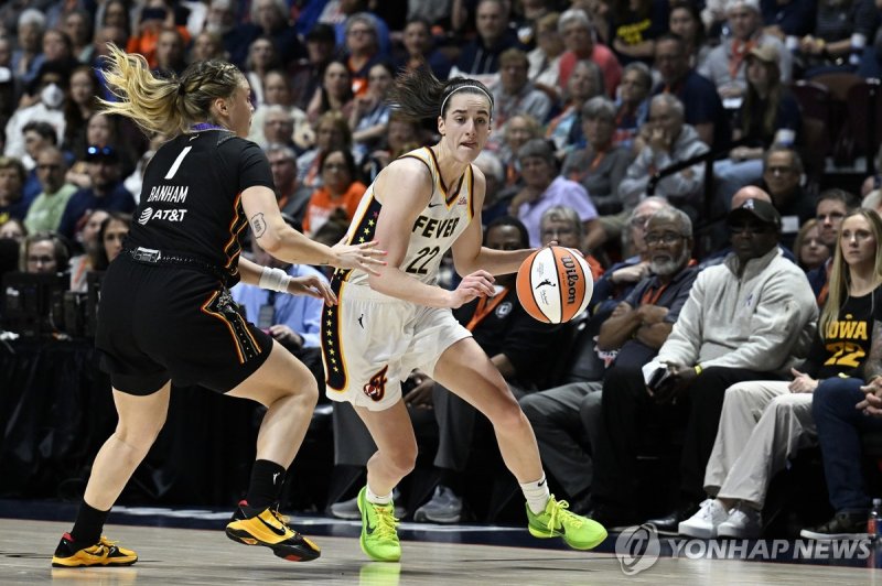 미국 여자농구 스타 클라크 WNBA 데뷔전, 230만명 시청 - 파이낸셜뉴스