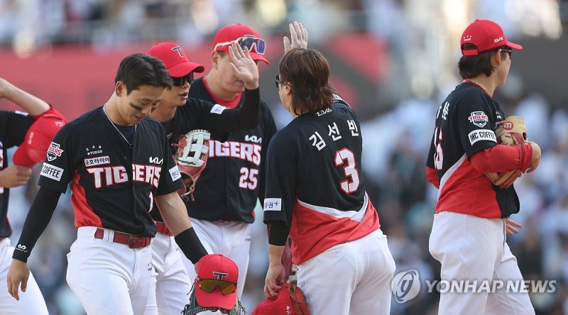 KIA, NC전 싹쓸이로 30승 선착 눈앞…류현진 19일 만에 승리(종합) - 파이낸셜뉴스