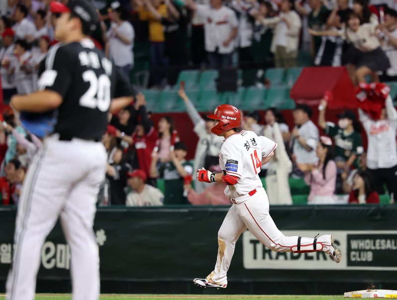 '앤더슨 첫 승+최정 홈런포' SSG, LG에 8-2 대승…8연패 탈출 - 파이낸셜뉴스