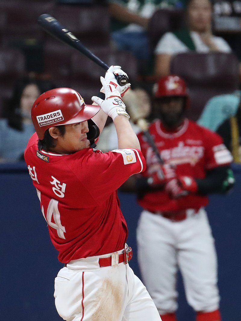 SSG 최정, 6월 첫 경기부터 홈런 두 방…통산 1500타점 달성(종합) - 파이낸셜뉴스