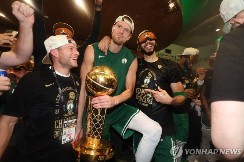 NBA 챔피언 보스턴의 센터 포르진기스, 다리 수술 받는다 - 파이낸셜뉴스