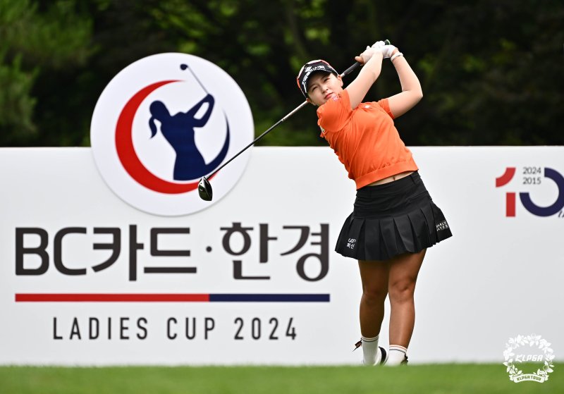 박현경, 연장 접전 끝에 윤이나 제압…KLPGA 통산 6승(종합) - 파이낸셜뉴스