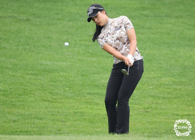 'KLPGA 2승 도전' 이가영, 롯데 오픈 3R까지 단독 선두…2위와 3타 차 - 파이낸셜뉴스