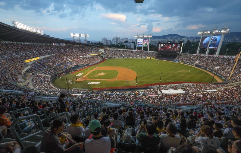 KBO리그 관중 신기록 행진…900만 넘고 1000만 간다 - 파이낸셜뉴스
